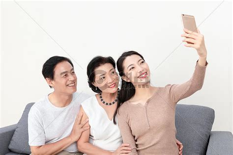女儿和父母手机自拍摄影图6720 4480图片素材免费下载 编号871526 潮点视频
