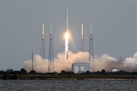 Décollage Réussi Pour Une Fusée Falcon Vers La Station Spatiale