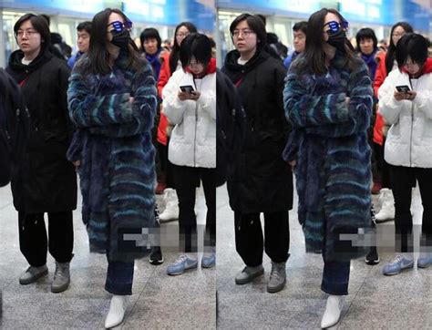 迪麗熱巴身穿孔雀大衣現身機場，這牛仔褲搭配的白高跟鞋也是炫酷 每日頭條