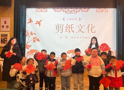 我院恒暄社会工作服务社在黉街悦书房开展妙剪生花 传承非遗剪纸活动