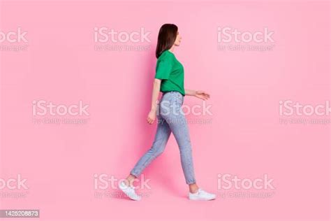 쇼핑몰 주말 프로모션을 걷는 사랑스러운 어린 소녀의 전신 사진 핑크 컬러 배경에 고립 된 트렌디 한 녹색 옷을 입었습니다 걷기에 대한 스톡 사진 및 기타 이미지 Istock