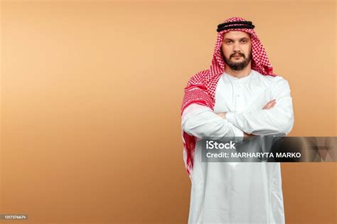 국가 옷을 입은 아랍인 남성의 초상화 디쉬다샤 칸도라 토베 이슬람 공간을 복사합니다 30 34세에 대한 스톡 사진 및 기타 이미지 Istock