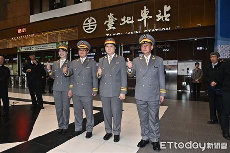 台鐵公司化首日！新制服亮相 特等站長新裝首採灰色系 Ettoday生活新聞 Ettoday新聞雲