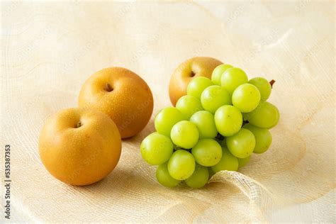 秋の味覚 シャインマスカットと梨 Stock Foto Adobe Stock