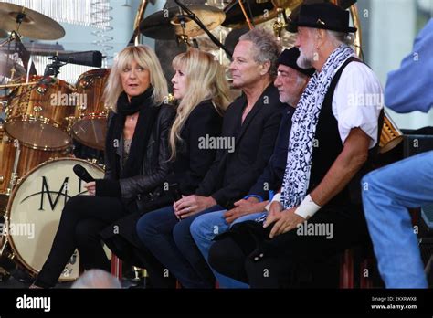 Christine Mcvie Stevie Nicks John Mcvie Lindsay Buckingham And Mick