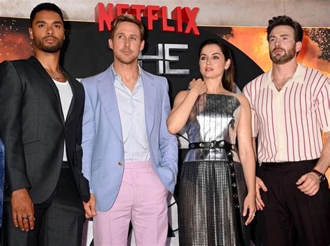 헐리우드 어제 런던 그레이맨 프리미어에서 아나 데 아르마스 And 라이언 고슬링 And 크리스 에반스