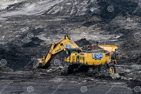 La Excavadora En La Producción De Hulla En La Cantera De La Mina De