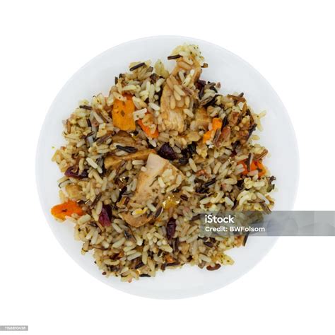 흰 배경에 고립 된 접시에 피칸과 야생 쌀을 곁들인 닭고기 야생쌀에 대한 스톡 사진 및 기타 이미지 야생쌀 요리하기 식품