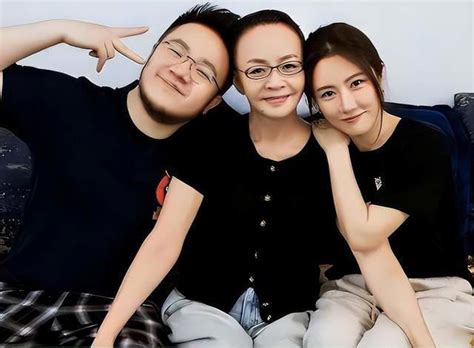 宋丹丹携三婚富豪老公逛商场！手牵手太甜蜜，打扮男性化仍得宠