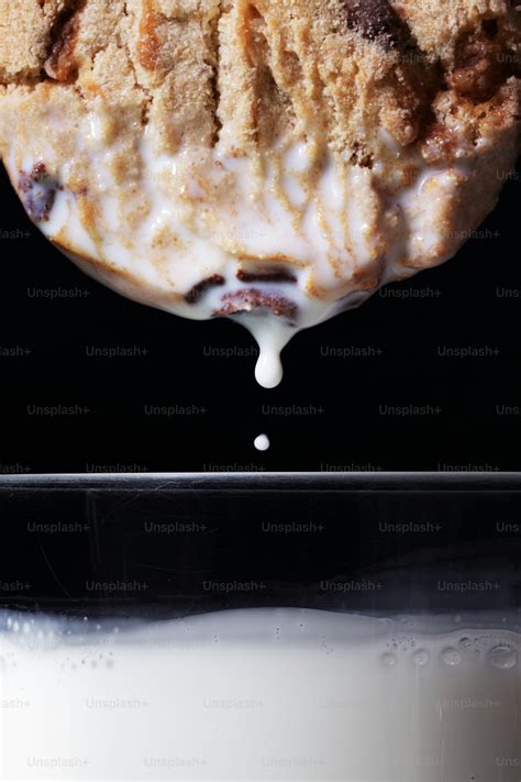 파란 표면에 초콜릿 쿠키 잔뜩 사진 Unsplash의 커피 콩 이미지