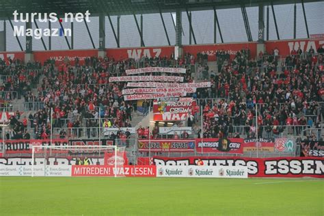 Foto Rwe Fans Spruchband Gegen Anstoßzeit Bilder Von Rot Weiss Essen
