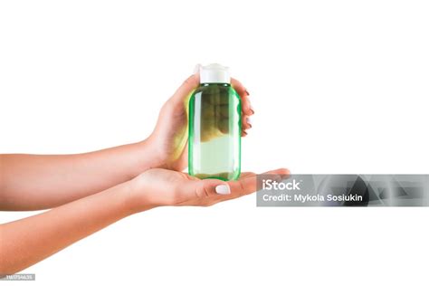 여성 손 들고 크림 병 의 로션 분리 소녀는 흰색 배경에 화장품을 제공 개념에 대한 스톡 사진 및 기타 이미지 개념 건강