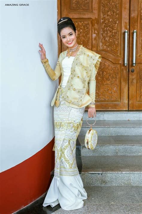 သူမရဲ့အရေးကြီးဆုံးနေ့ရက်လေးကို ရွှေရောင်တွေနဲ့လွှမ်းခြုံပြီး ယဉ်ကျေးမ