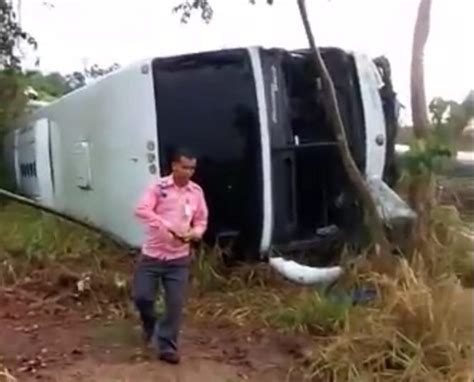 Ônibus Da Empresa Eucatur E Carro Saem Da Pista E Tombam Para Evitar