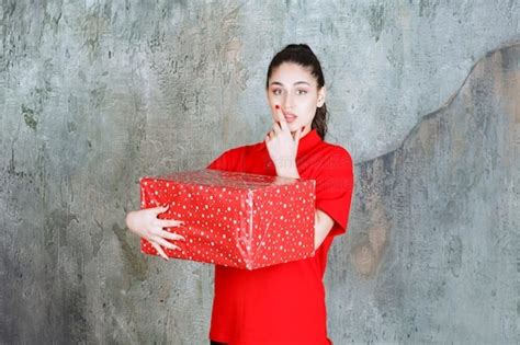 礼品盒高清图片十几岁的女孩拿着一个红色礼品盒，上面有白点，看起来很周到。商务办公免费下载格式626像素编号53630587 千图网