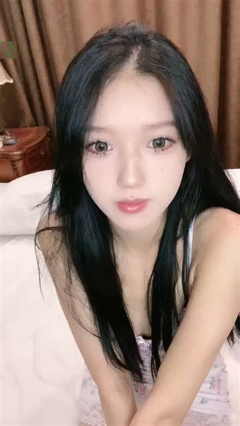 9分顏值女神！新人妹妹初下海！極品美腿好身材，被炮友舔騷逼，開檔灰絲假屌磨穴，極度性感淫騷 國產自拍 免費情色成人視頻