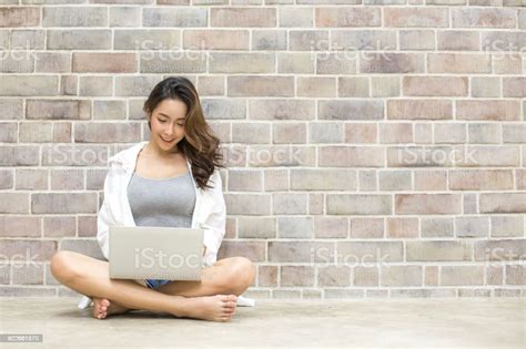 노트북을 사용 하 여 아시아 아름 다운 여자입니다 Educaiton 개념을 가진 사람들입니다 교실에 대한 스톡 사진 및 기타