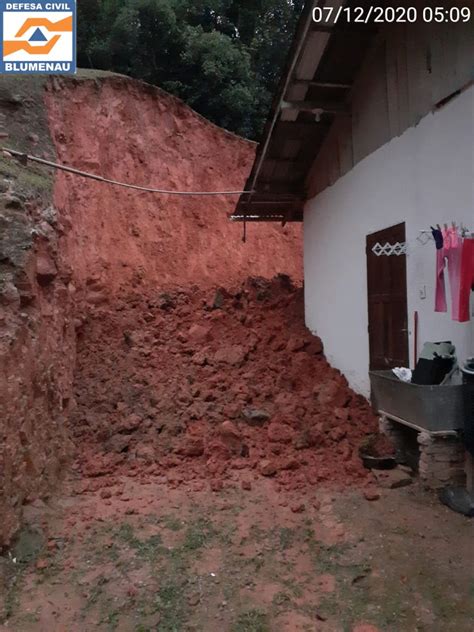 Defesa Civil Alerta Para Risco De Deslizamentos Em Sc