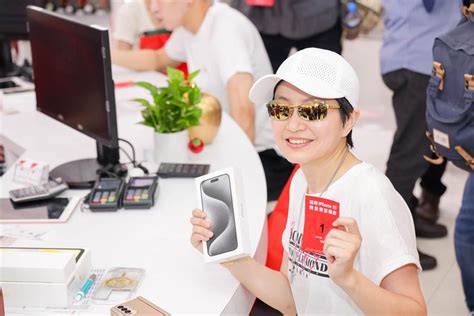 遠傳開賣iphone 15 「頭香姐」排了103小時不累 抱回6萬大禮 科技 中時