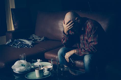 취한 사람에 그만큼 소파 알콜 중독 알코올 중독자 마약 학 건강관리와 의술에 대한 스톡 사진 및 기타 이미지 건강관리와 의술