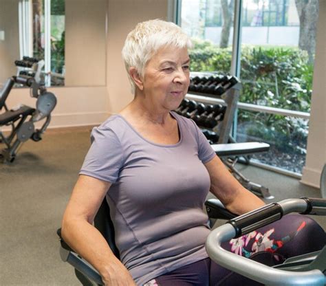 Premium Photo Senior Woman Exercising At Gym