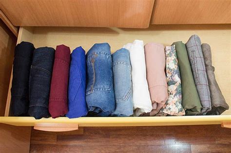 Como dobrar calça jeans Passo a passo para dobrar e organizar