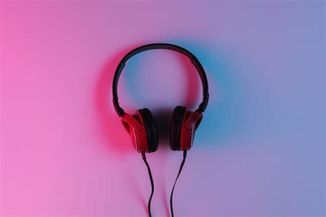 네온 블루 레드 그라데이션 라이트 유선 헤드폰 복고풍 물결 80 년대 대중 문화 맨 위 보기 0명에 대한 스톡 사진 및 기타