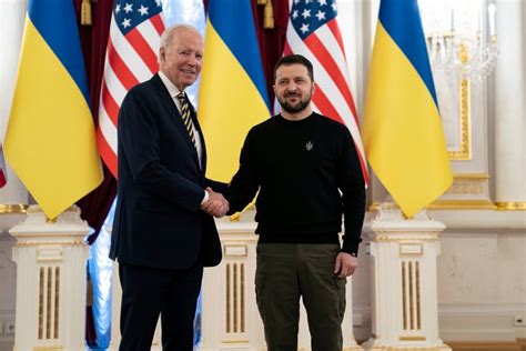 President Joe Biden Makes Surprise Trip To Ukraine Huffpost Latest News