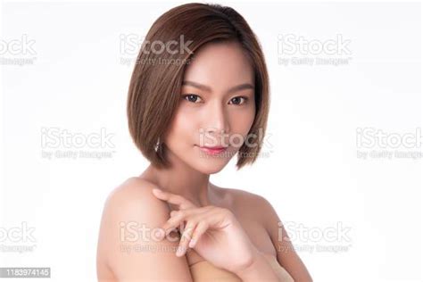 아름 다운 젊은 아시아 여자 손 어깨에 만지고 깨끗하고 신선한 피부 흰색 배경에 고립 뷰티 화장품 개념 건강관리와 의술에 대한