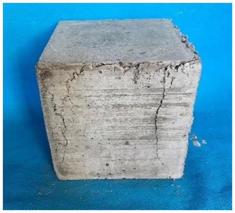 一种提高抗压强度的纳米二氧化硅和混杂纤维增强地聚合物混凝土及其制备方法