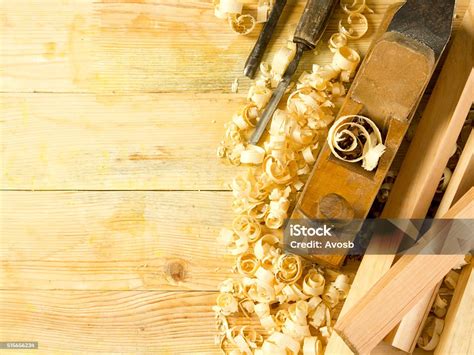 카펜터 도구를 목재 테이블 톱밥 Craftperson 근무환경의 상부형 가구에 대한 스톡 사진 및 기타 이미지 가구 개선