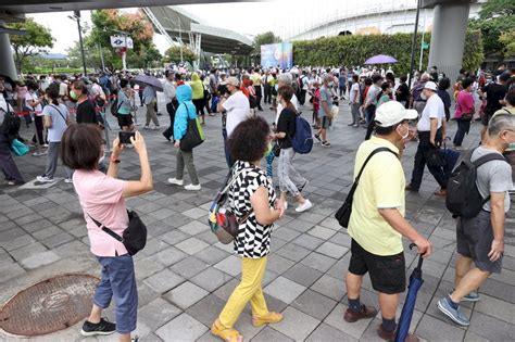 台東縣政府13日中午宣布，因水保局中午12時30分發布台東紅色土石流警戒，且持續降雨恐有致災之虞，經安全考量方便民眾提早做好準備，決定全縣13