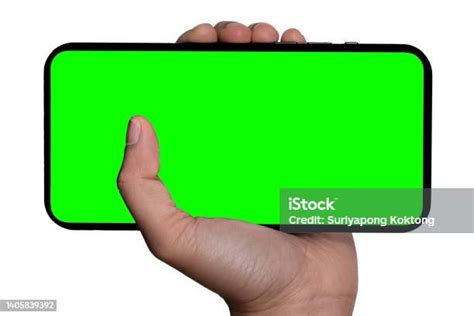 검은 스마트 폰을 들고 사업가 손 현대 모바일 스마트 폰의 모양 얇은 가장자리를 갖도록 설계되었습니다 녹색 화면 배경 클리핑 경로 아이폰 14 손에 대한 스톡 사진 및 기타