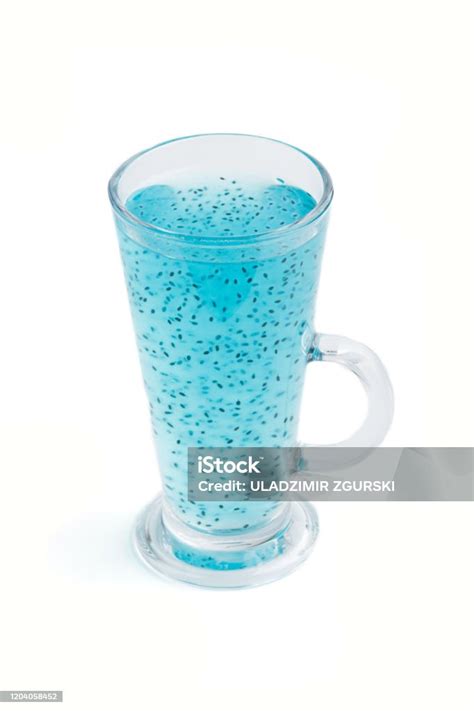 흰색 배경에 고립 된 바질 씨앗블루 베리 블루 컬러 음료의 유리 마니니그 봄 건강 한 음료 개념 측면 보기 닫기 0명에 대한 스톡 사진 및 기타 이미지 Istock