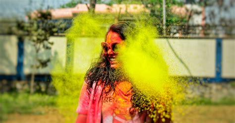 Holi 2023 त्योहार पर कपड़ों या शरीर पर लगे होली के जिद्दी रंग छुड़ाने