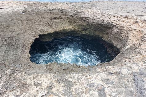 Unterirdische Quelle Mit Sprudelndem Wasser Premium Foto