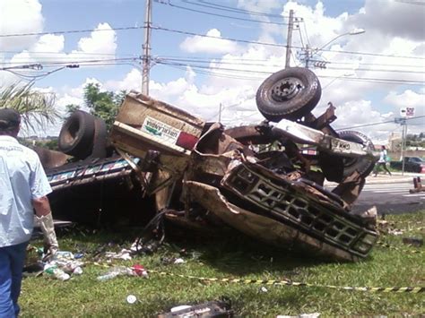 G Acidente Entre Carro E Caminh O Deixa Quatro Feridos Em Uberl Ndia Not Cias Em Tri Ngulo