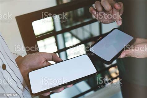 스마트 폰에서 소셜 미디어를 보는 친구 스마트 폰과 소셜 네트워크 개념 모형을 위한 흰색 화면 고객 참여에 대한 스톡 사진 및