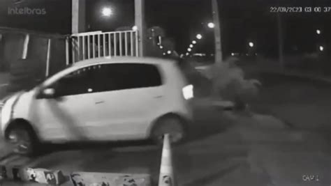 Motorista De Aplicativo Escapa De Assalto Após Invadir Condomínio