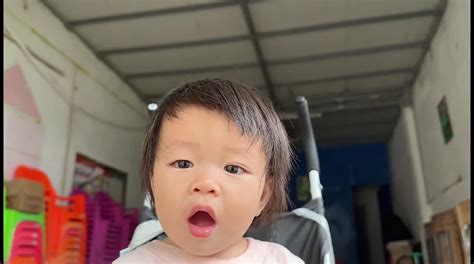 妹妹笑起来的时候，牙齿超级大的，哈哈哈 哔哩哔哩