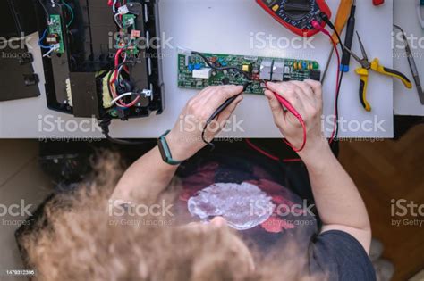 Photo Libre De Droit De Utilisation Dun Multimètre Pour Mesurer La Tension Dune Carte De Circuit