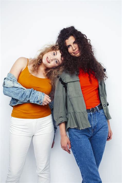 Joven Muchachas Bellas Amigas Con Pelos Rubios Y Morenitas Rizadas