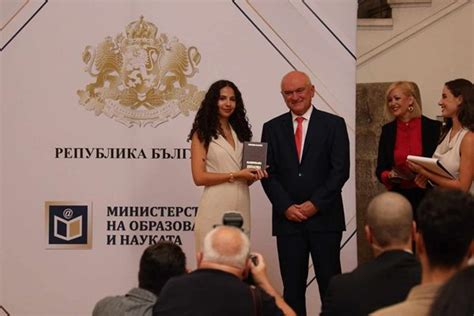 Връчиха националните дипломи на 120 пълни отличници Снимки