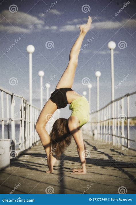 Ragazza Che Fa Gli Esercizi Relativi Alla Ginnastica Sul Pilastro Ver Antico Immagine Stock