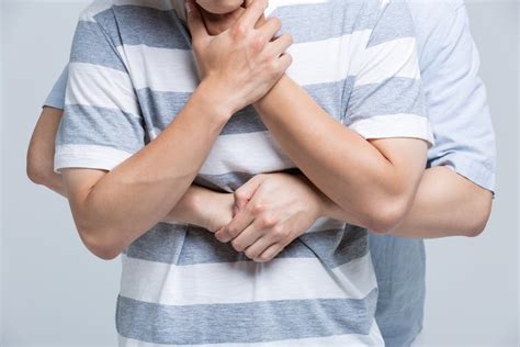 생밤 목에 걸린 50대 여성간호사 응급조치로 구사일생 한국경제