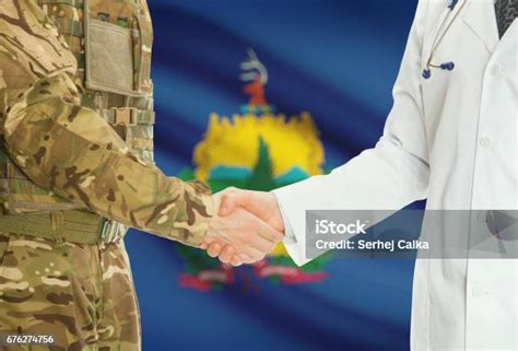 제복을 입은 군인과 의사가 배경에 미국 주 국기와 악수 버몬트 간호사에 대한 스톡 사진 및 기타 이미지 간호사 건강관리와