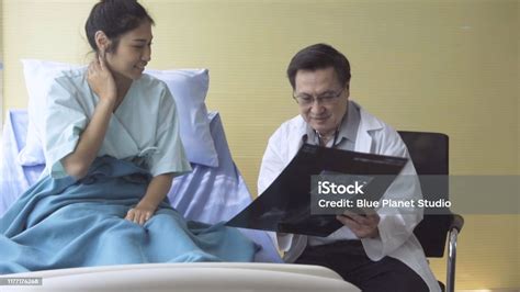 의사는 병원이나 진료소에서 환자를 돌봅니다 헬스케어 개념 2명에 대한 스톡 사진 및 기타 이미지 2명 간호사 건강 진단