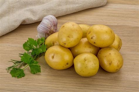 Premium Photo Raw Potatoes