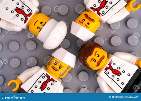 Minifiguras De Cuatro Legos Con Fondo De Placa Base Gris Imagen