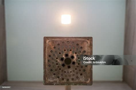 램프에서 햇볕이 잘 드는 밝은 빛샤워 헤드의 낮은 각도보기와 현대적인 도시 미니멀 한 욕실 0명에 대한 스톡 사진 및 기타